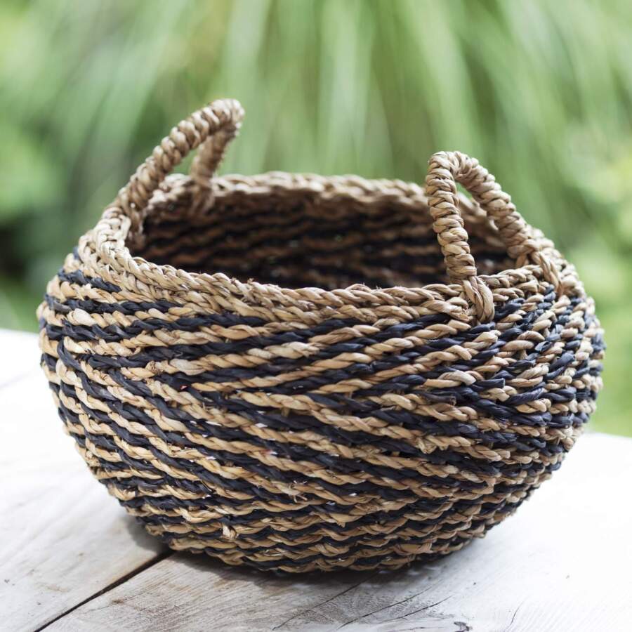 Opbergmand riet met houten handvat (groot) – Het Mandenhuys